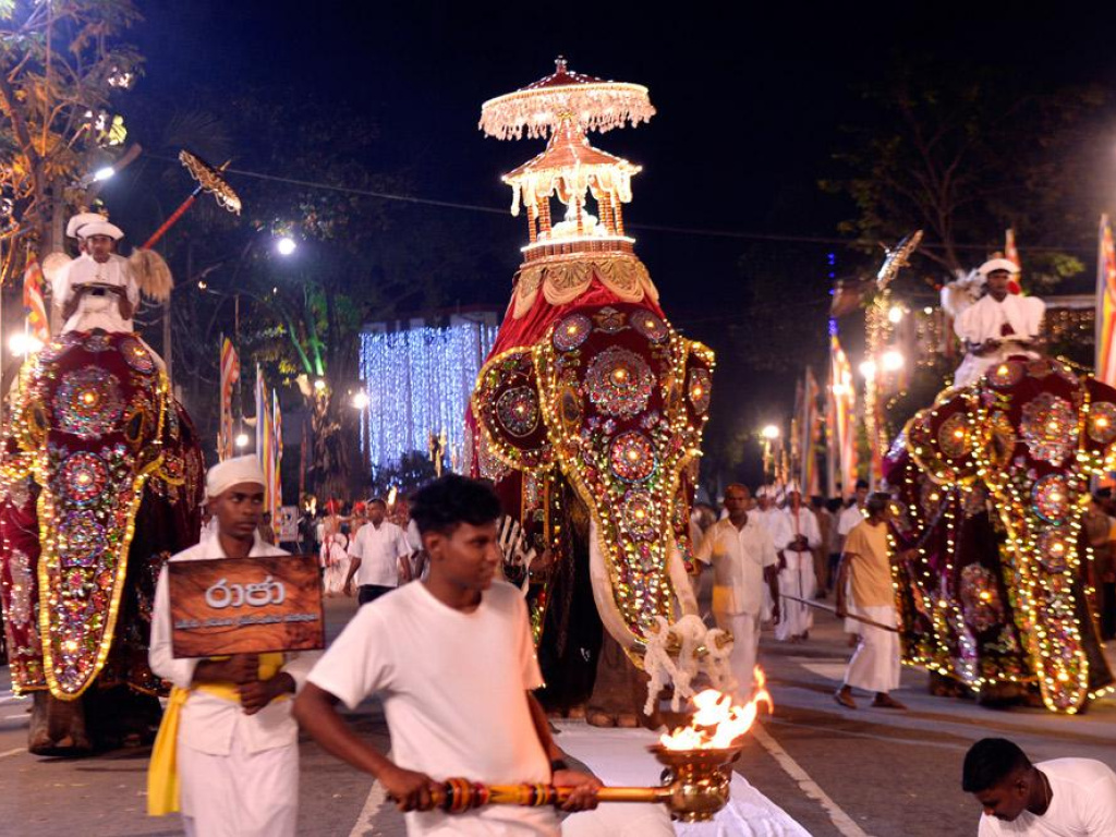 Gangaramaya Navam Maha Perahera – Colombo’s Prestigious Full-Moon ...
